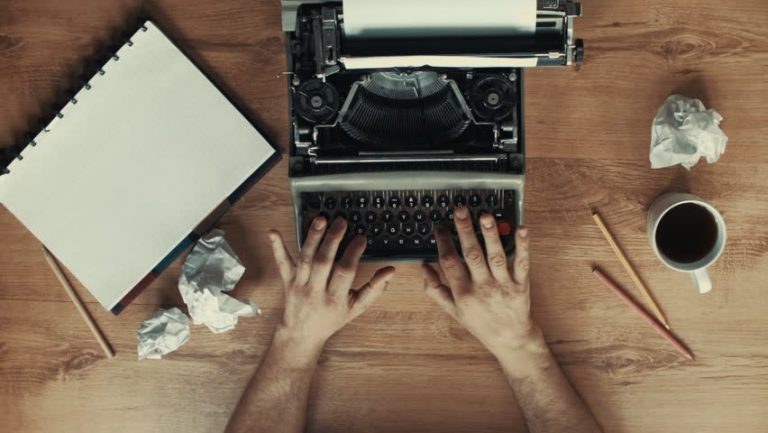 Hobi Menulis? Ini 8 Profesi Menguntungkan Yang Cocok Untuk Kamu